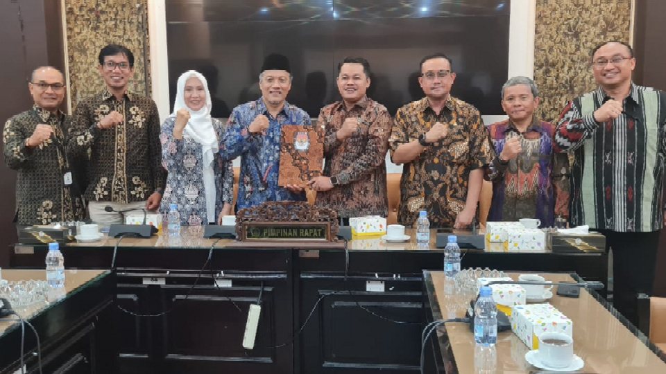 KPU Serahkan SK Penetapan Gubernur Dan Wakil Gubernur Terpilih Kepada DPRD Jatim ...